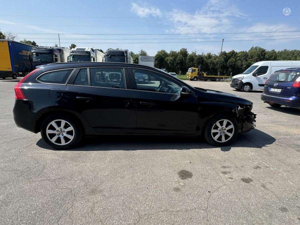 Black Volvo V60 2014 in Siauliai, with an engine capacity of 2.00 L and mileage of 333 thousand km for 2450 €, photo 8 on AUTOMOTO.COM.LV