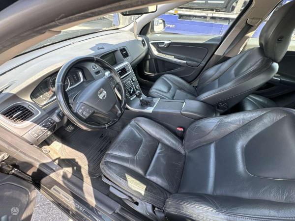 Black Volvo V60 2014 in Siauliai, with an engine capacity of 2.00 L and mileage of 333 thousand km for 2450 €, photo 10 on AUTOMOTO.COM.LV