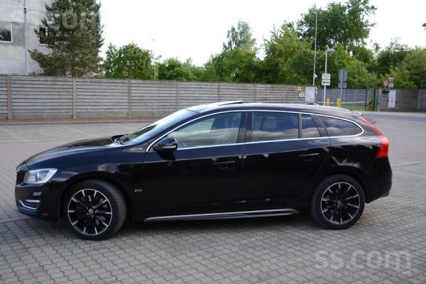 Black Volvo V60 2014 in Jelgava, with an engine capacity of 2.40 L and mileage of 319 thousand km for 7300 €, photo 3 on AUTOMOTO.COM.LV