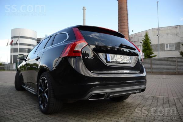 Black Volvo V60 2014 in Jelgava, with an engine capacity of 2.40 L and mileage of 319 thousand km for 7300 €, photo 7 on AUTOMOTO.COM.LV