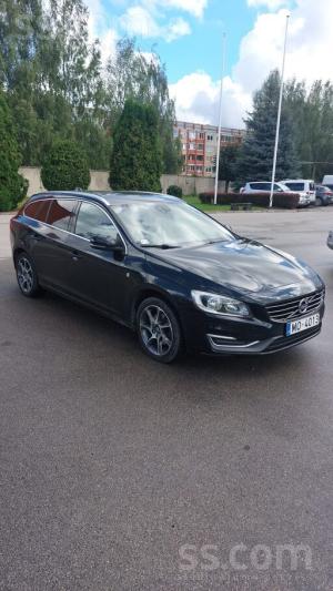 Melns Volvo V60 2014 Rīga, ar dzinēja tilpumu 1.60 L un nobraukumu 221 tūkst. km par 6000 €, foto  vietnē AUTOMOTO.COM.LV
