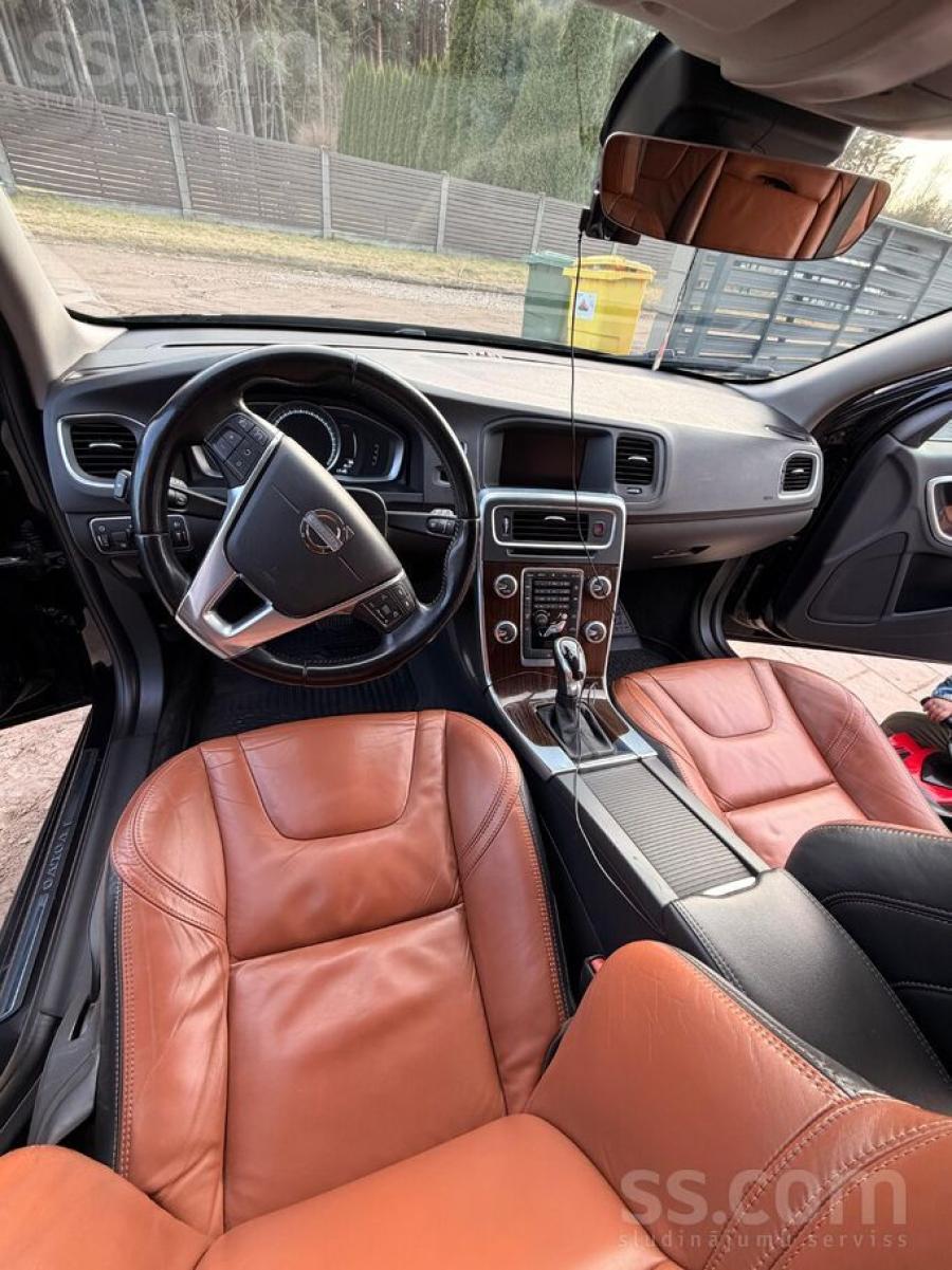 Melns Volvo V60 2014 Rīga, ar dzinēja tilpumu 2.00 L un nobraukumu 286 tūkst. km par 5200 €, foto 3 vietnē AUTOMOTO.COM.LV