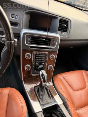 Melns Volvo V60 2014 Rīga, ar dzinēja tilpumu 2.00 L un nobraukumu 286 tūkst. km par 5200 €, foto 4 vietnē AUTOMOTO.COM.LV