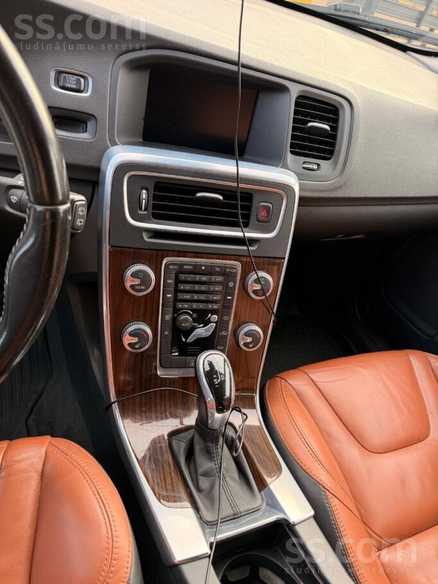Melns Volvo V60 2014 Rīga, ar dzinēja tilpumu 2.00 L un nobraukumu 286 tūkst. km par 5200 €, foto 4 vietnē AUTOMOTO.COM.LV