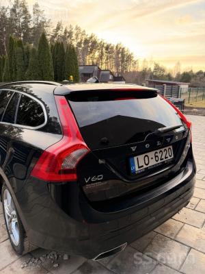 Melns Volvo V60 2014 Rīga, ar dzinēja tilpumu 2.00 L un nobraukumu 286 tūkst. km par 5200 €, foto 5 vietnē AUTOMOTO.COM.LV