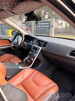 Melns Volvo V60 2014 Rīga, ar dzinēja tilpumu 2.00 L un nobraukumu 286 tūkst. km par 5200 €, foto 9 vietnē AUTOMOTO.COM.LV