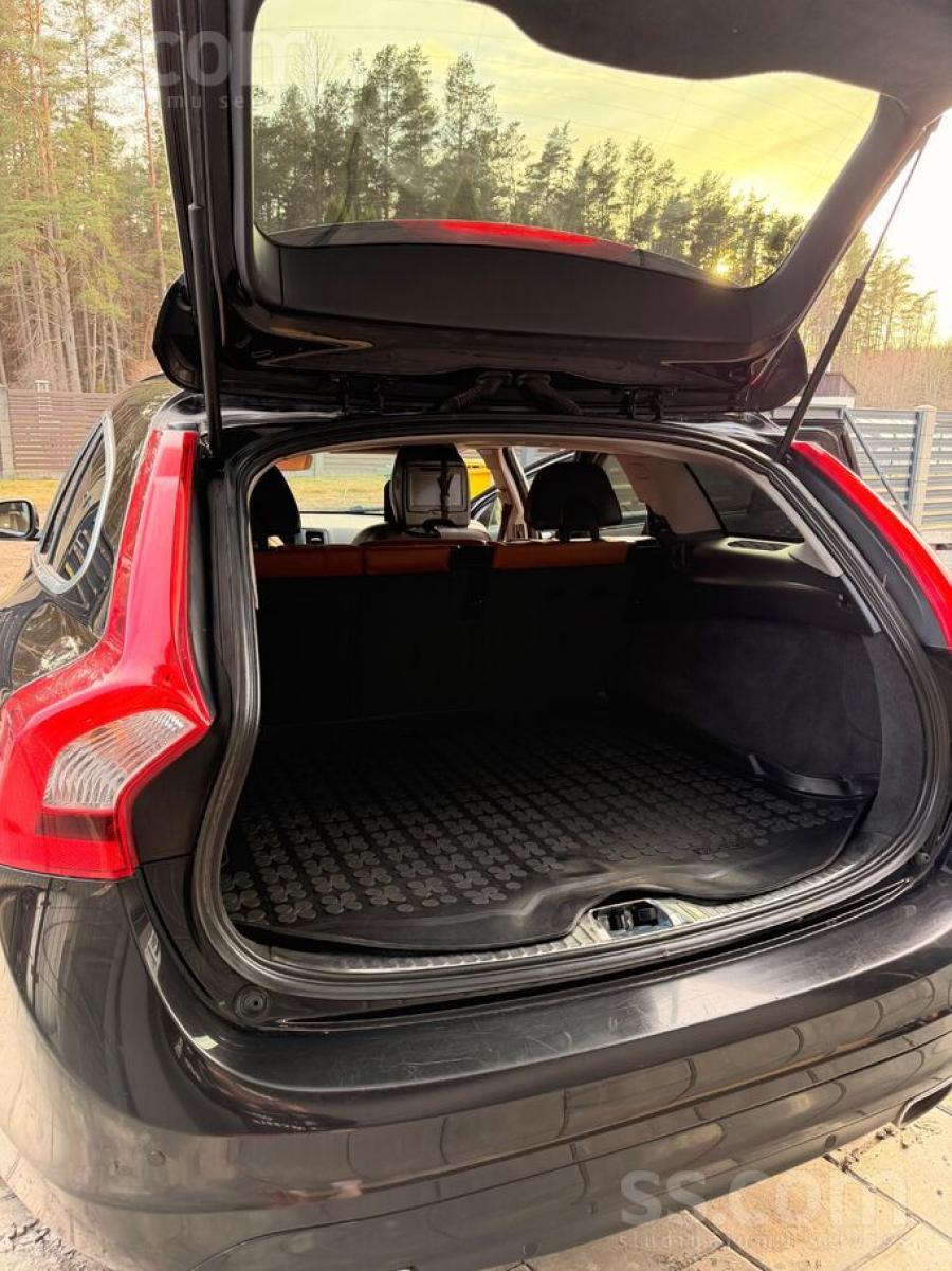 Melns Volvo V60 2014 Rīga, ar dzinēja tilpumu 2.00 L un nobraukumu 286 tūkst. km par 5200 €, foto 10 vietnē AUTOMOTO.COM.LV