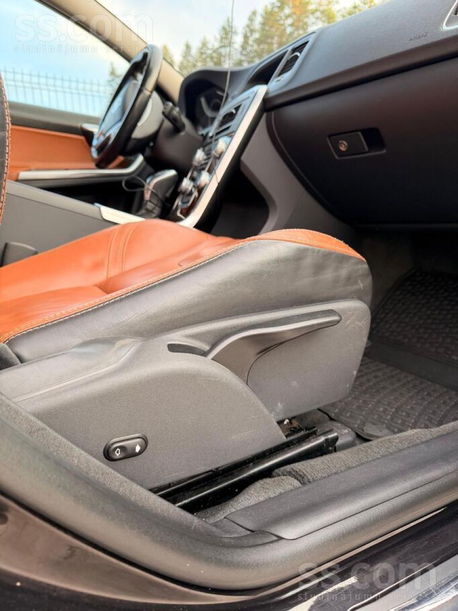 Melns Volvo V60 2014 Rīga, ar dzinēja tilpumu 2.00 L un nobraukumu 286 tūkst. km par 5200 €, foto 12 vietnē AUTOMOTO.COM.LV