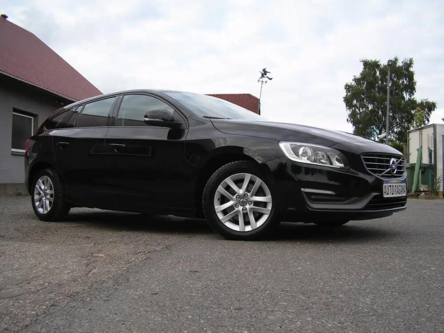 Black Volvo V60 2014 in Sigulda, with an engine capacity of 2.00 L and mileage of 219 thousand km for 7950 €, photo 3 on AUTOMOTO.COM.LV