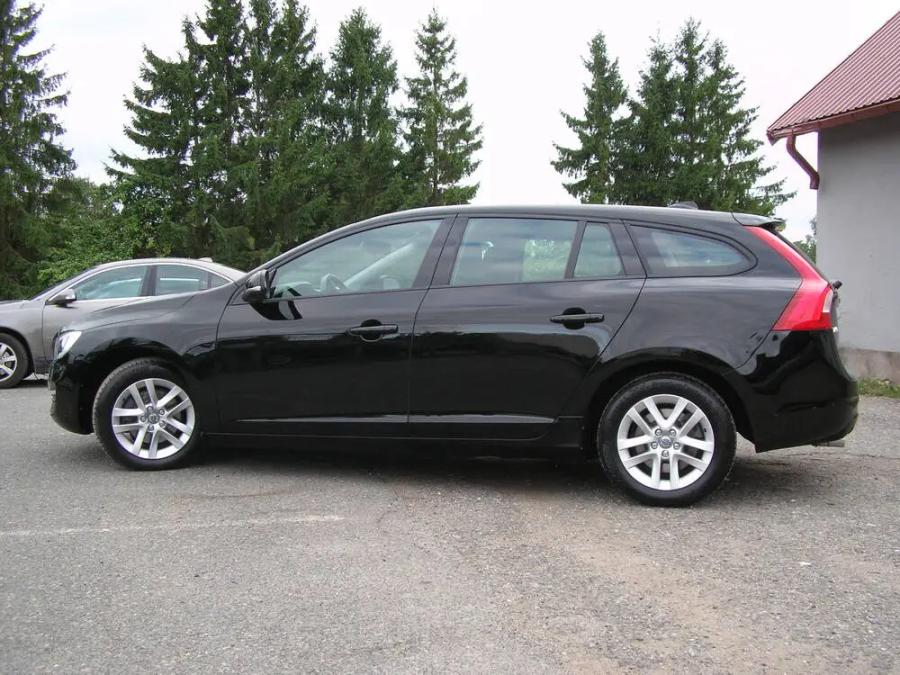 Black Volvo V60 2014 in Sigulda, with an engine capacity of 2.00 L and mileage of 219 thousand km for 7950 €, photo 5 on AUTOMOTO.COM.LV