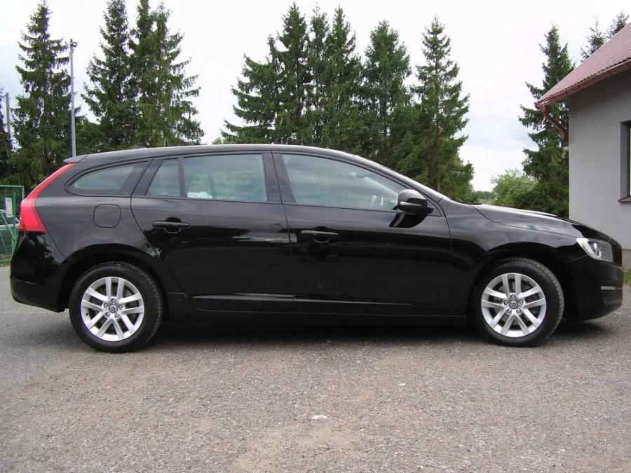 Black Volvo V60 2014 in Sigulda, with an engine capacity of 2.00 L and mileage of 219 thousand km for 7950 €, photo 8 on AUTOMOTO.COM.LV
