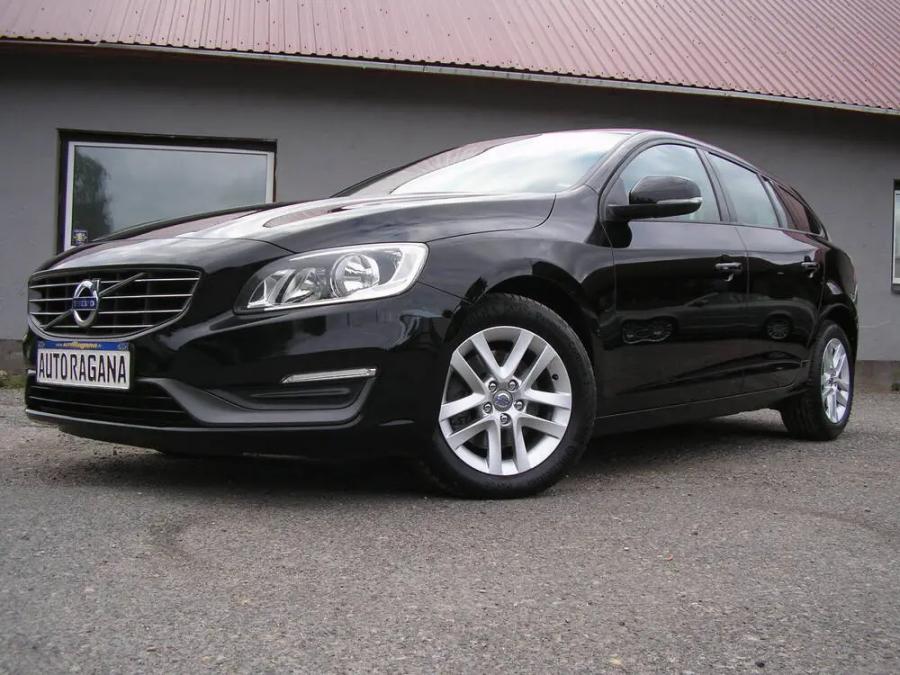 Black Volvo V60 2014 in Sigulda, with an engine capacity of 2.00 L and mileage of 219 thousand km for 7950 €, photo 10 on AUTOMOTO.COM.LV