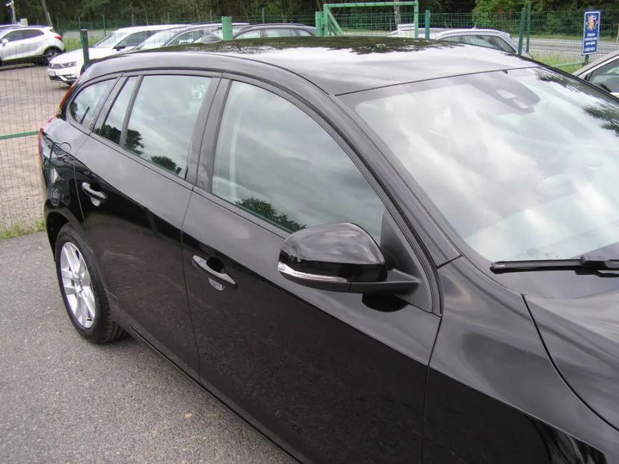 Black Volvo V60 2014 in Sigulda, with an engine capacity of 2.00 L and mileage of 219 thousand km for 7950 €, photo 12 on AUTOMOTO.COM.LV