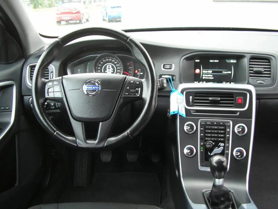 Black Volvo V60 2014 in Sigulda, with an engine capacity of 2.00 L and mileage of 219 thousand km for 7950 €, photo 15 on AUTOMOTO.COM.LV