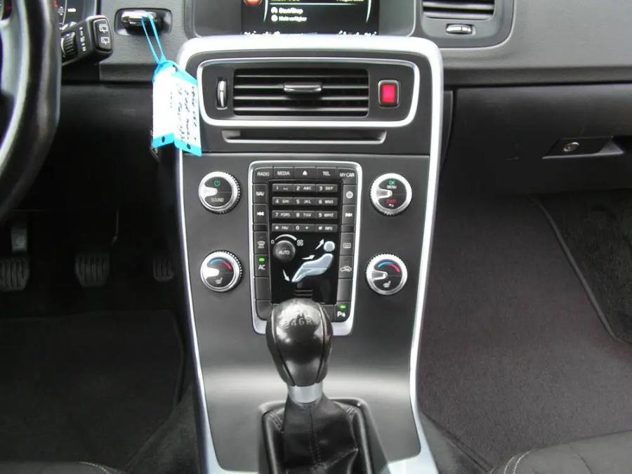 Black Volvo V60 2014 in Sigulda, with an engine capacity of 2.00 L and mileage of 219 thousand km for 7950 €, photo 17 on AUTOMOTO.COM.LV