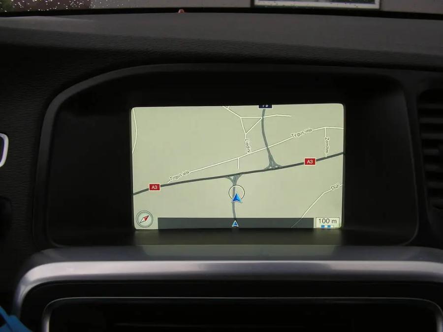 Black Volvo V60 2014 in Sigulda, with an engine capacity of 2.00 L and mileage of 219 thousand km for 7950 €, photo 19 on AUTOMOTO.COM.LV