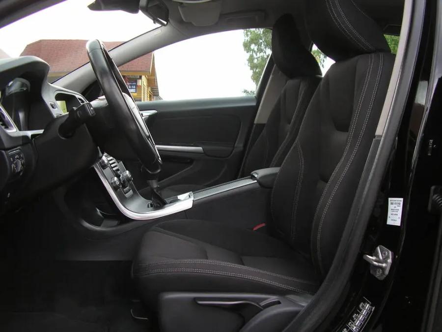 Black Volvo V60 2014 in Sigulda, with an engine capacity of 2.00 L and mileage of 219 thousand km for 7950 €, photo 21 on AUTOMOTO.COM.LV