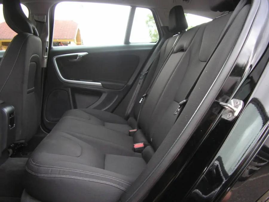 Black Volvo V60 2014 in Sigulda, with an engine capacity of 2.00 L and mileage of 219 thousand km for 7950 €, photo 22 on AUTOMOTO.COM.LV