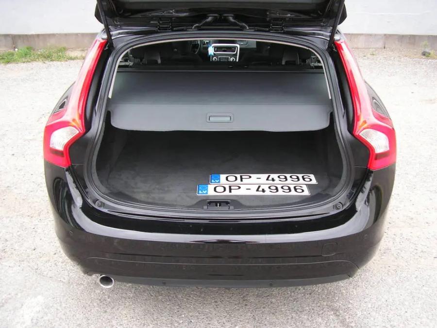 Black Volvo V60 2014 in Sigulda, with an engine capacity of 2.00 L and mileage of 219 thousand km for 7950 €, photo 23 on AUTOMOTO.COM.LV