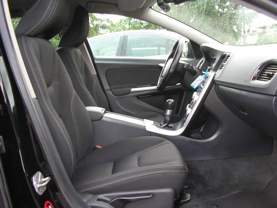 Black Volvo V60 2014 in Sigulda, with an engine capacity of 2.00 L and mileage of 219 thousand km for 7950 €, photo 26 on AUTOMOTO.COM.LV
