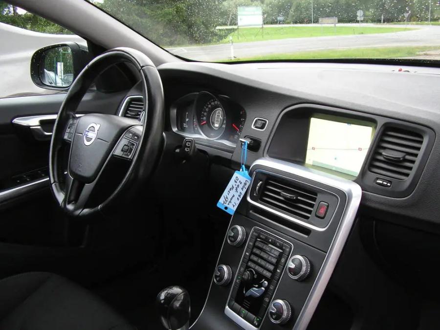 Black Volvo V60 2014 in Sigulda, with an engine capacity of 2.00 L and mileage of 219 thousand km for 7950 €, photo 27 on AUTOMOTO.COM.LV