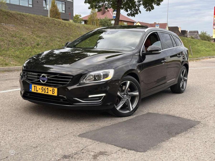 Black Volvo V60 2014 in Jonava, with an engine capacity of 2.40 L and mileage of 266 thousand km for 8250 €, photo 3 on AUTOMOTO.COM.LV