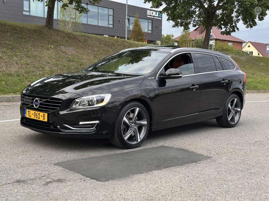 Black Volvo V60 2014 in Jonava, with an engine capacity of 2.40 L and mileage of 266 thousand km for 8250 €, photo 4 on AUTOMOTO.COM.LV