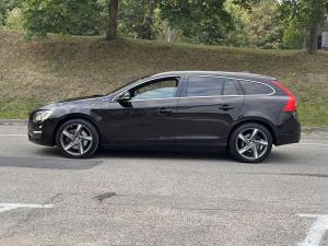 Black Volvo V60 2014 in Jonava, with an engine capacity of 2.40 L and mileage of 266 thousand km for 8250 €, photo 5 on AUTOMOTO.COM.LV