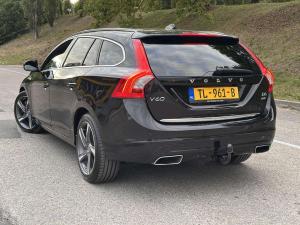 Black Volvo V60 2014 in Jonava, with an engine capacity of 2.40 L and mileage of 266 thousand km for 8250 €, photo 7 on AUTOMOTO.COM.LV