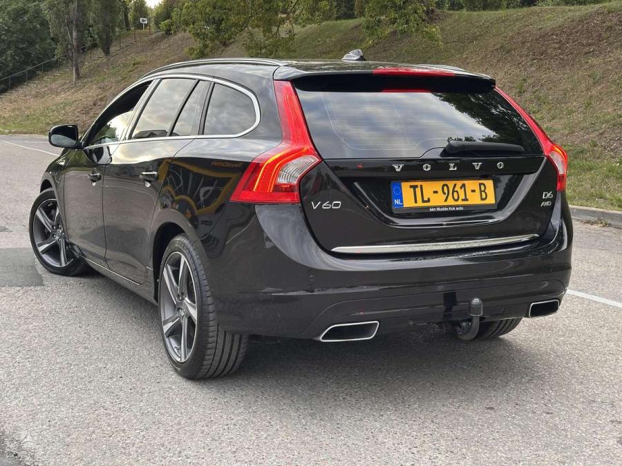 Black Volvo V60 2014 in Jonava, with an engine capacity of 2.40 L and mileage of 266 thousand km for 8250 €, photo 7 on AUTOMOTO.COM.LV
