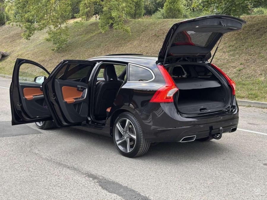 Black Volvo V60 2014 in Jonava, with an engine capacity of 2.40 L and mileage of 266 thousand km for 8250 €, photo 8 on AUTOMOTO.COM.LV