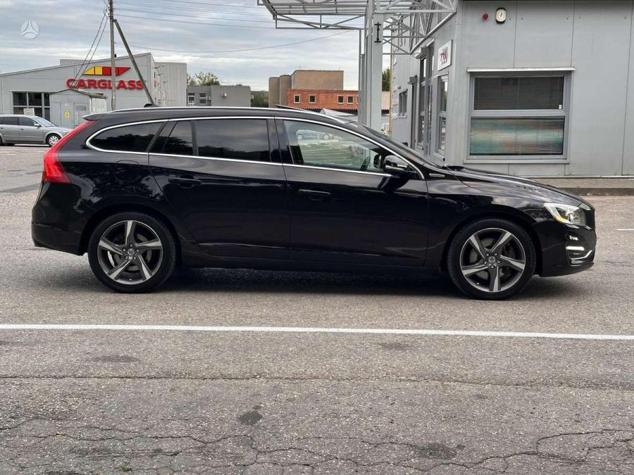 Black Volvo V60 2014 in Jonava, with an engine capacity of 2.40 L and mileage of 266 thousand km for 8250 €, photo 12 on AUTOMOTO.COM.LV