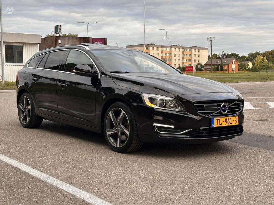 Black Volvo V60 2014 in Jonava, with an engine capacity of 2.40 L and mileage of 266 thousand km for 8250 €, photo 13 on AUTOMOTO.COM.LV