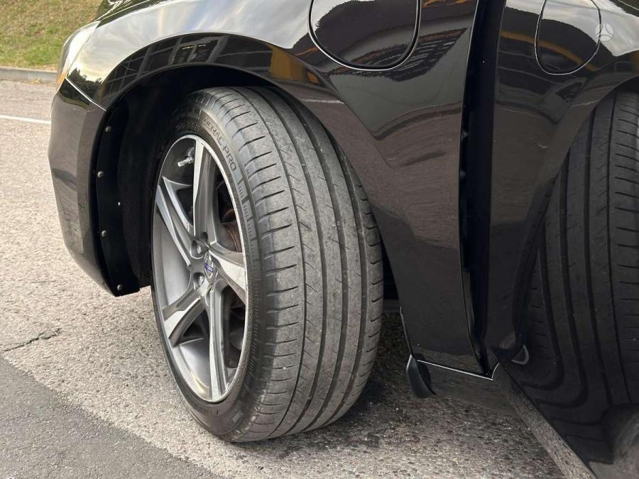 Black Volvo V60 2014 in Jonava, with an engine capacity of 2.40 L and mileage of 266 thousand km for 8250 €, photo 19 on AUTOMOTO.COM.LV