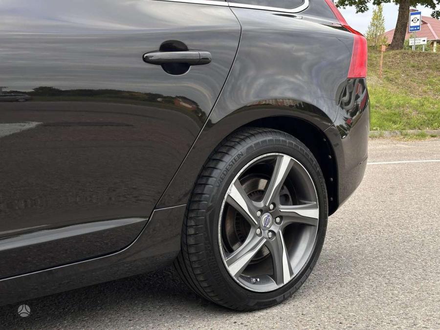 Black Volvo V60 2014 in Jonava, with an engine capacity of 2.40 L and mileage of 266 thousand km for 8250 €, photo 20 on AUTOMOTO.COM.LV
