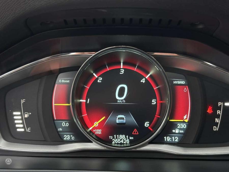 Black Volvo V60 2014 in Jonava, with an engine capacity of 2.40 L and mileage of 266 thousand km for 8250 €, photo 24 on AUTOMOTO.COM.LV
