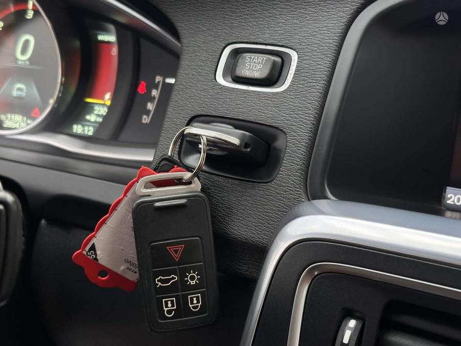 Black Volvo V60 2014 in Jonava, with an engine capacity of 2.40 L and mileage of 266 thousand km for 8250 €, photo 26 on AUTOMOTO.COM.LV