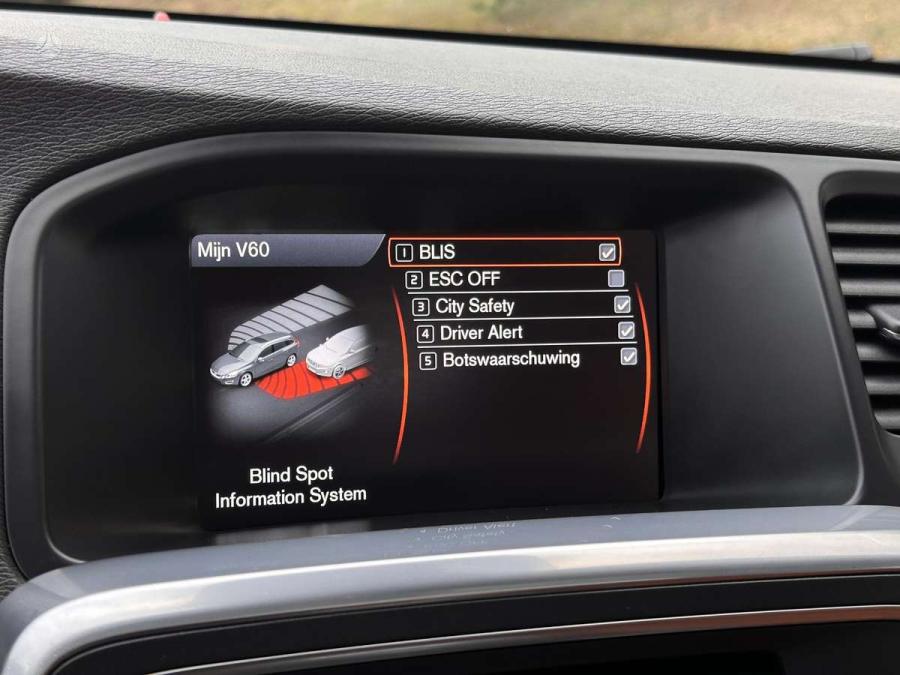 Black Volvo V60 2014 in Jonava, with an engine capacity of 2.40 L and mileage of 266 thousand km for 8250 €, photo 28 on AUTOMOTO.COM.LV