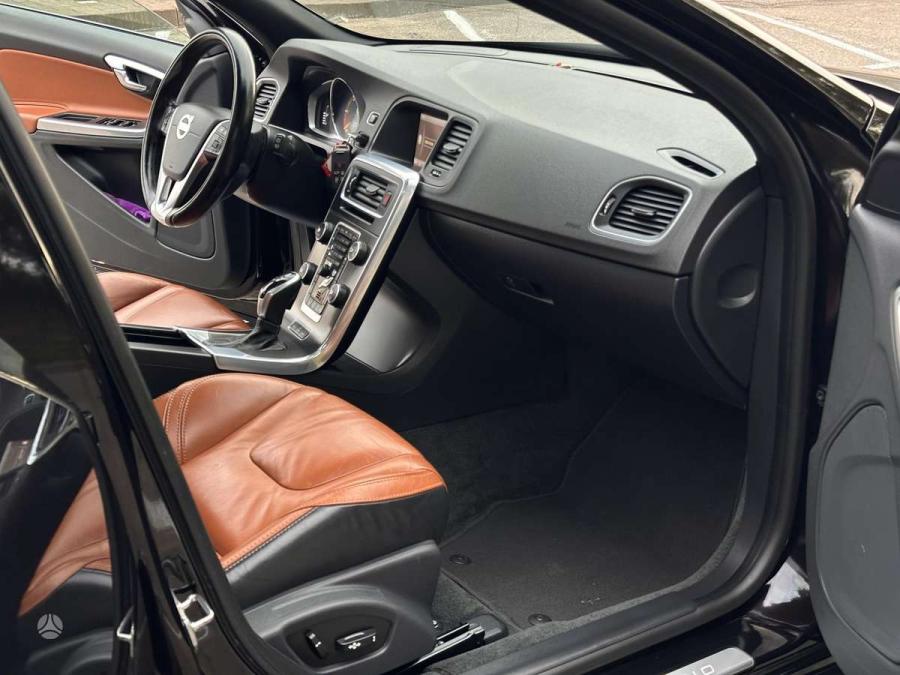 Black Volvo V60 2014 in Jonava, with an engine capacity of 2.40 L and mileage of 266 thousand km for 8250 €, photo 37 on AUTOMOTO.COM.LV