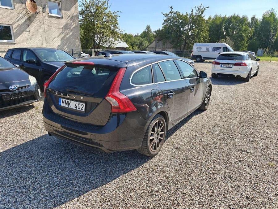 Black Volvo V60 2014 in Vilnius, with an engine capacity of 1.56 L and mileage of 344 thousand km for 5500 €, photo 5 on AUTOMOTO.COM.LV