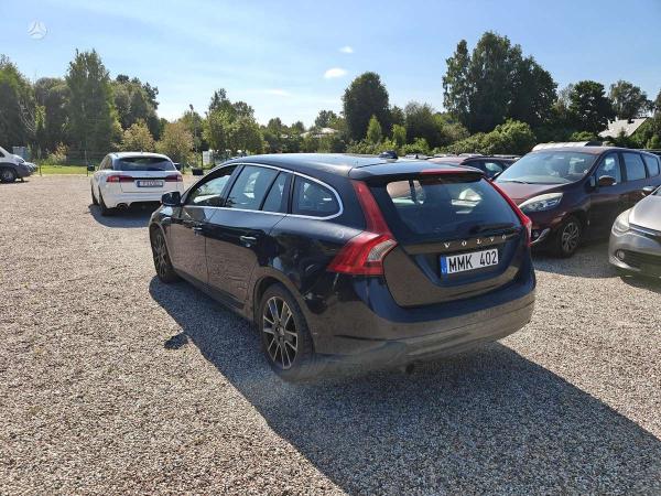 Melns Volvo V60 2014 Viļņa, ar dzinēja tilpumu 1.56 L un nobraukumu 344 tūkst. km par 5500 €, foto 5 vietnē AUTOMOTO.COM.LV