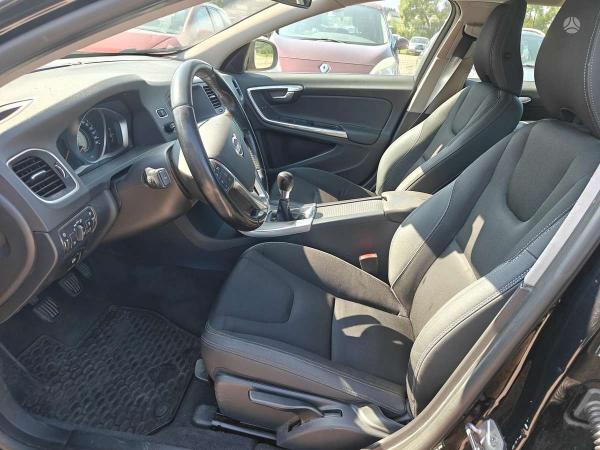 Melns Volvo V60 2014 Viļņa, ar dzinēja tilpumu 1.56 L un nobraukumu 344 tūkst. km par 5500 €, foto 7 vietnē AUTOMOTO.COM.LV