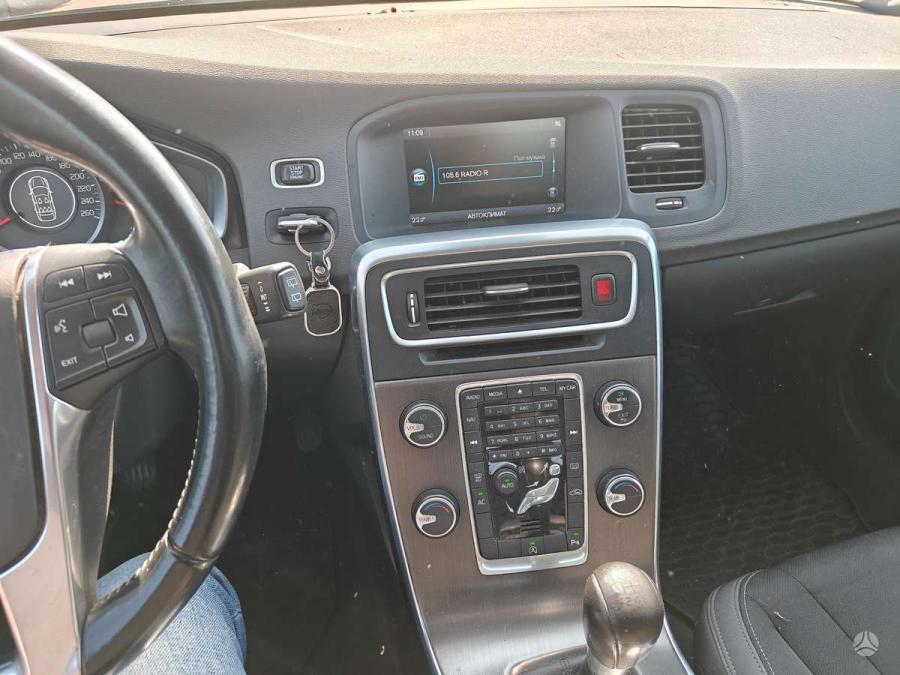 Black Volvo V60 2014 in Vilnius, with an engine capacity of 1.56 L and mileage of 344 thousand km for 5500 €, photo 9 on AUTOMOTO.COM.LV