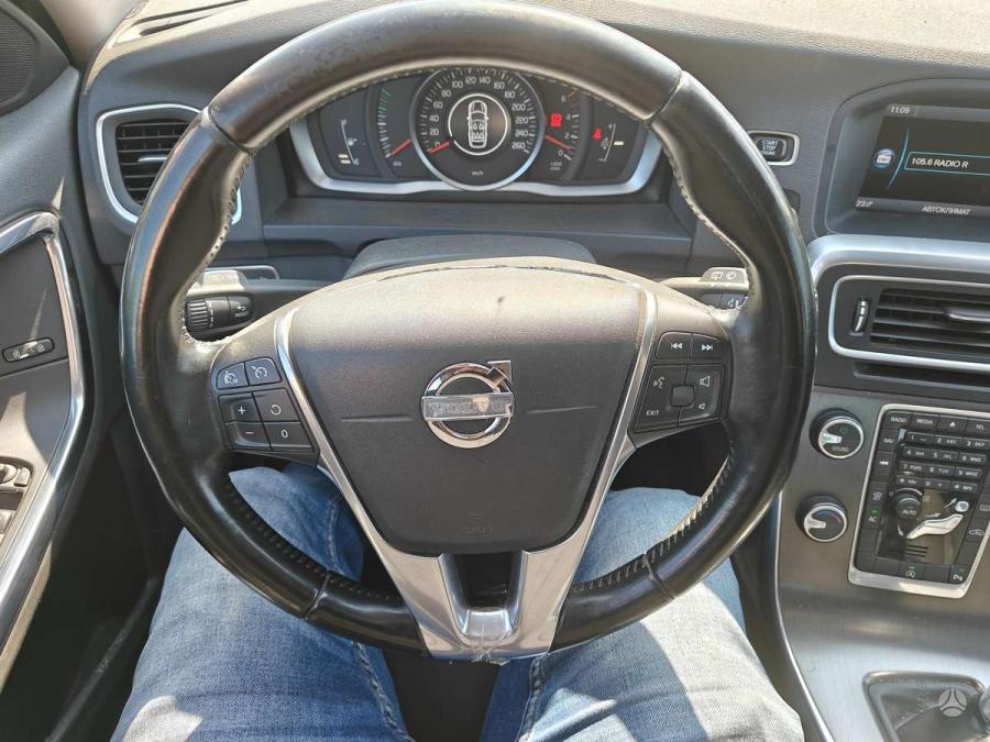 Black Volvo V60 2014 in Vilnius, with an engine capacity of 1.56 L and mileage of 344 thousand km for 5500 €, photo 10 on AUTOMOTO.COM.LV