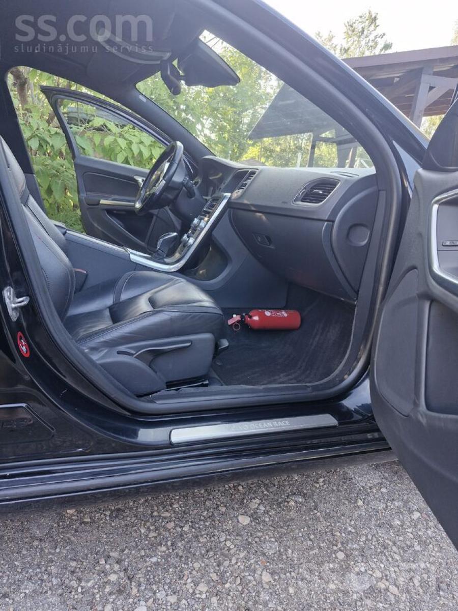 Melns Volvo V60 2014 Rīga, ar dzinēja tilpumu 1.60 L un nobraukumu 220 tūkst. km par 6700 €, foto 4 vietnē AUTOMOTO.COM.LV