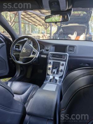 Black Volvo V60 2014 in Riga, with an engine capacity of 1.60 L and mileage of 220 thousand km for 6700 €, photo 3 on AUTOMOTO.COM.LV