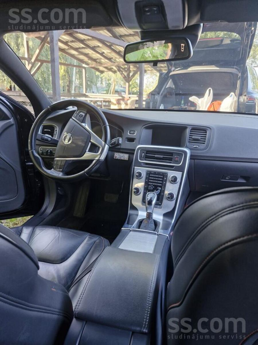 Black Volvo V60 2014 in Riga, with an engine capacity of 1.60 L and mileage of 220 thousand km for 6700 €, photo 3 on AUTOMOTO.COM.LV