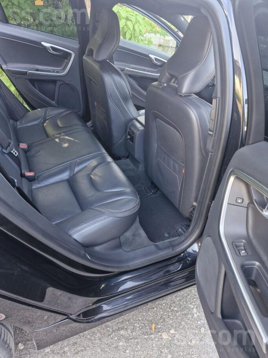 Black Volvo V60 2014 in Riga, with an engine capacity of 1.60 L and mileage of 220 thousand km for 6700 €, photo 4 on AUTOMOTO.COM.LV