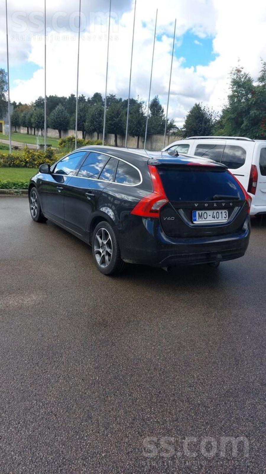 Black Volvo V60 2014 in Riga, with an engine capacity of 1.60 L and mileage of 220 thousand km for 6700 €, photo 10 on AUTOMOTO.COM.LV