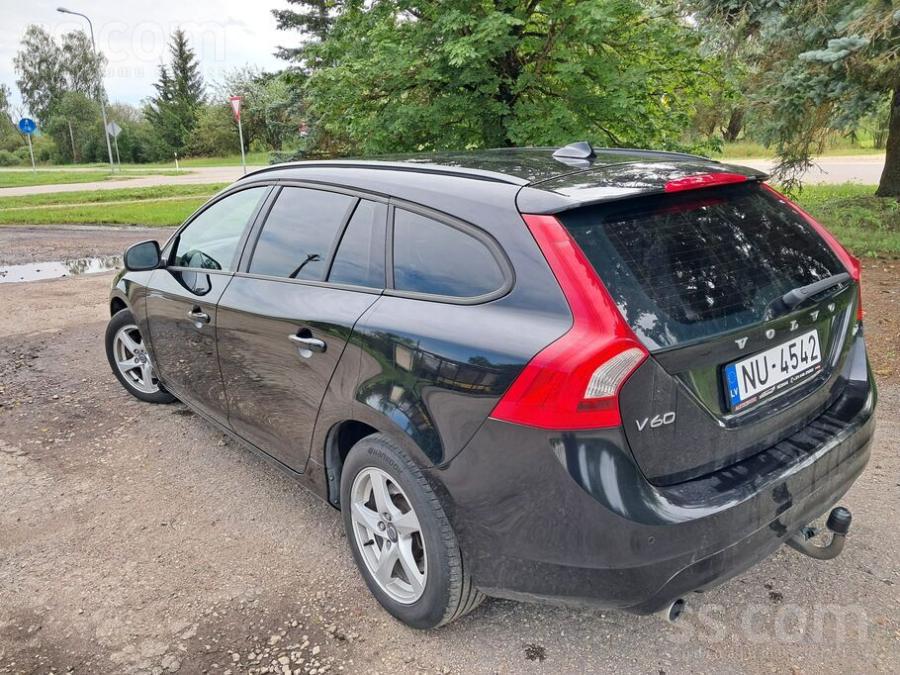 Black Volvo V60 2014 in Preili, with an engine capacity of 2.00 L and mileage of 358 thousand km for 5200 €, photo 6 on AUTOMOTO.COM.LV
